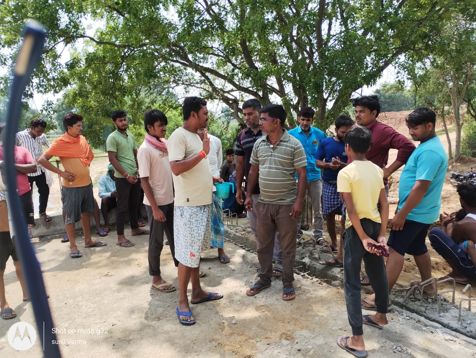 बिरनी: करमा नदी पर बन रहे पुल के निर्माण कार्य को ग्रामीणों ने रोका ...